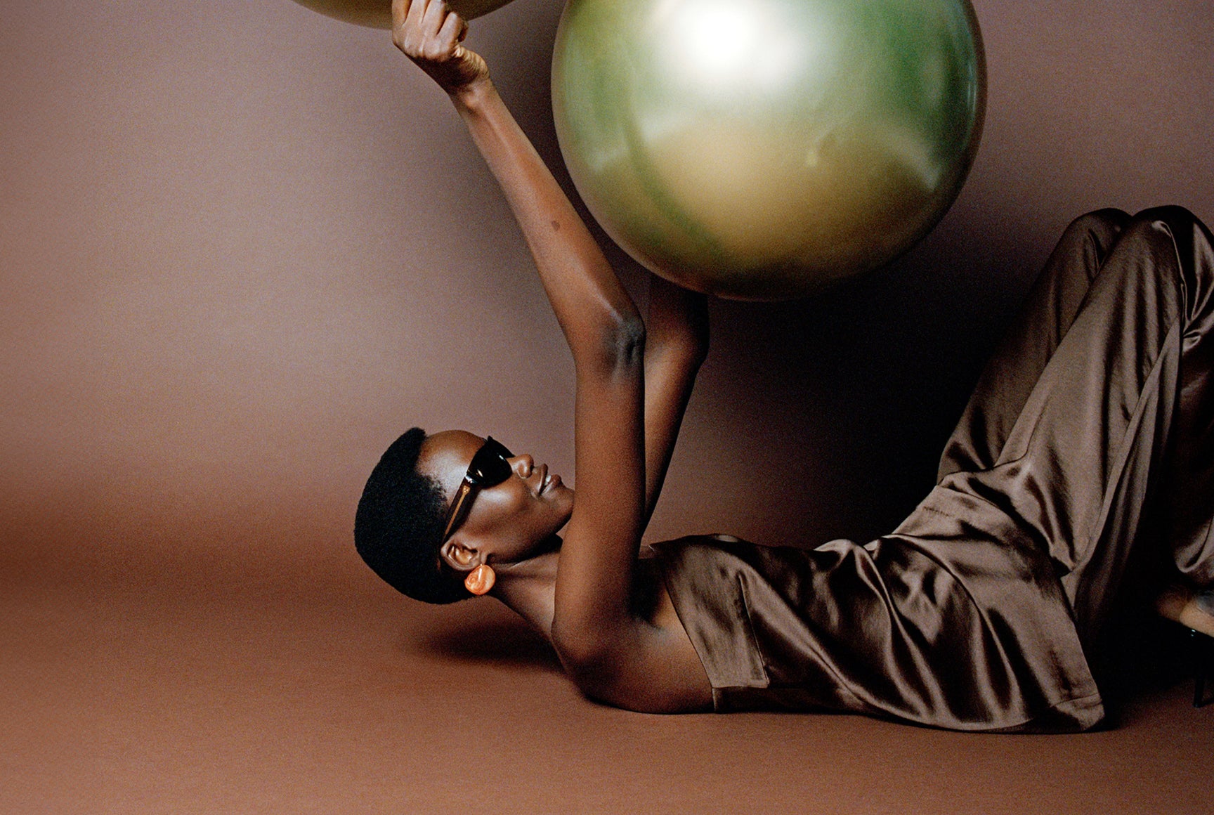 Louise Roe Ceramic Balloon Vase 01 - Sanded Grey – The Frankie Shop